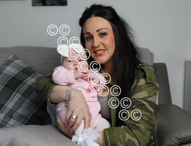 39931193-Ceri Wilson pictured with her 14 week old daughter Millie ...