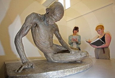 13953626-Edinburgh College of Art students Hannah Cumming, left, and ...