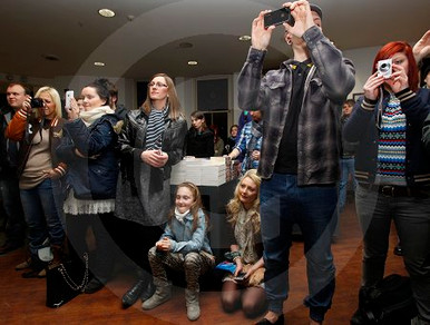 16824475-Fans listen to Emma's Imagination aka Emma Gillespie pictured ...