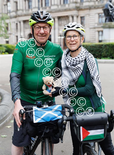 40034403-Graham and Anne Bryce pictured in George Square, Glasgow. The ...