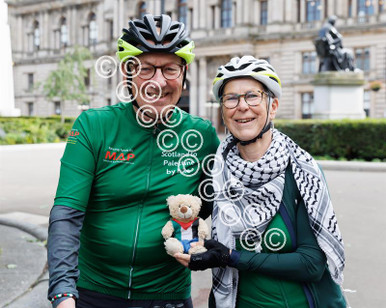 40034400-Graham and Anne Bryce pictured in George Square, Glasgow. The ...