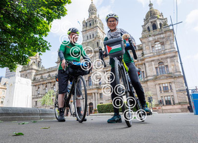 40034397-Graham and Anne Bryce pictured in George Square, Glasgow. The ...