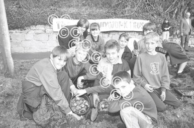 40056923-Wrexham bygones Pupils from Rhostyllen School lend a hand ...
