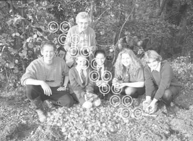 40056924-Wrexham bygones Pupils from Rhostyllen School lend a hand ...