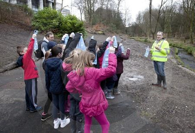 27173732-Pictured Pupils in Tollcross Park Wellshot Pupils Make Splash ...