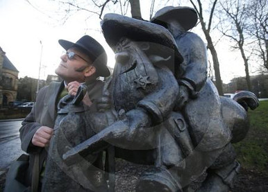 26748380-Writer Duncan Comrie pictured next to the Lobey Dosser statue ...