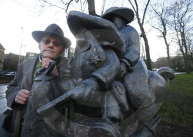 26748383-Writer Duncan Comrie pictured next to the Lobey Dosser statue ...