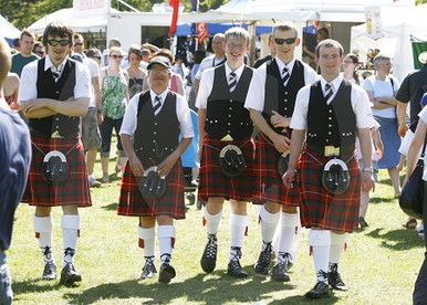 14887622-The Rothsay and District Pipe Band walk through the crowds ...