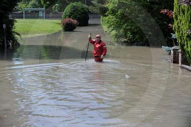 25001181-Picture Nick Ponty Houses are affected by flooding in Clunie ...