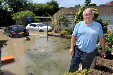 25001183-Picture Nick Ponty Houses are affected by flooding in Clunie ...