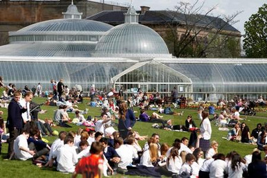 24425530-Sun worshipers soak up the sun in the Botanic Gardens as the ...