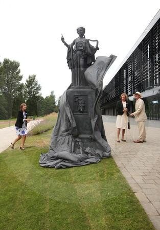 25155092-Photo: Colin Templeton A new statue, o Robert Burns muse Coila ...