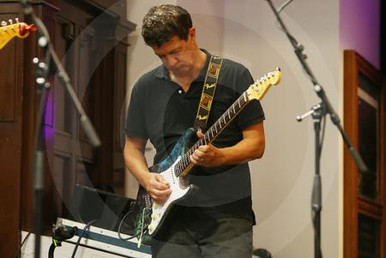 35148919-FOR HERALD BUSINESS. Andy Mooney , CEO of Fender Musical ...