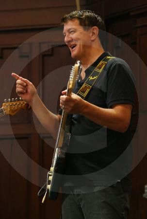 35157331-FOR HERALD BUSINESS. Andy Mooney , CEO of Fender Musical ...