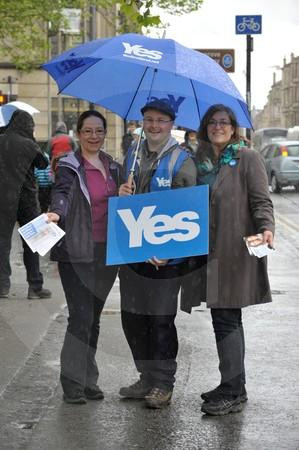 27766153-Picture Nick Ponty Yes Kelvin Campaigners set up on Byres Road ...