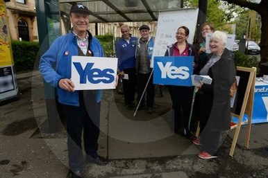 27766155-Picture Nick Ponty Yes Kelvin Campaigners set up on Byres Road ...