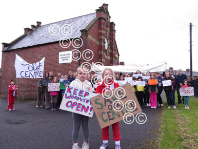 40331252-Isla Scott, six (LEFT), and Emmerson Cooke, five, lead the ...