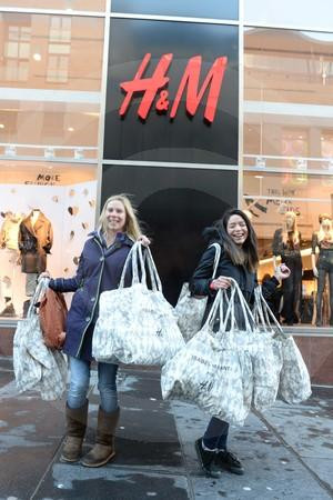26375522-Picture Nick Ponty People line up outside H&M for the launch ...