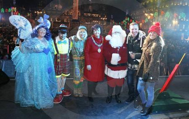 26375542-Christmas Lights switch on in George Square Glasgow ...