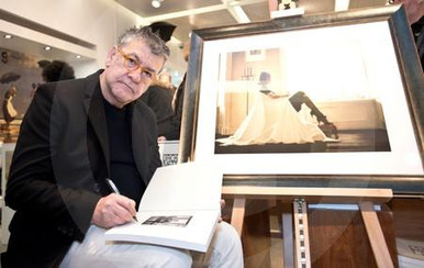26430899-Picture Christian Cooksey. Artist Jack Vettriano signs copies ...