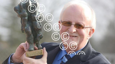 40393529-Dennis O'Callaghan with a statue of his father, Private ...