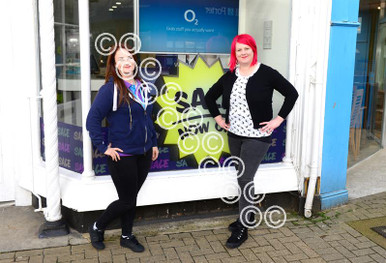 40399164-Newport - O2 Shop - O2 Gurus giving advise to parents about ...