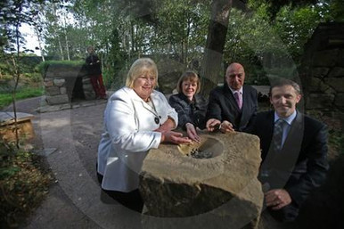 28736847-From left, Sandra Warden who donated daughter Rachel s organs ...