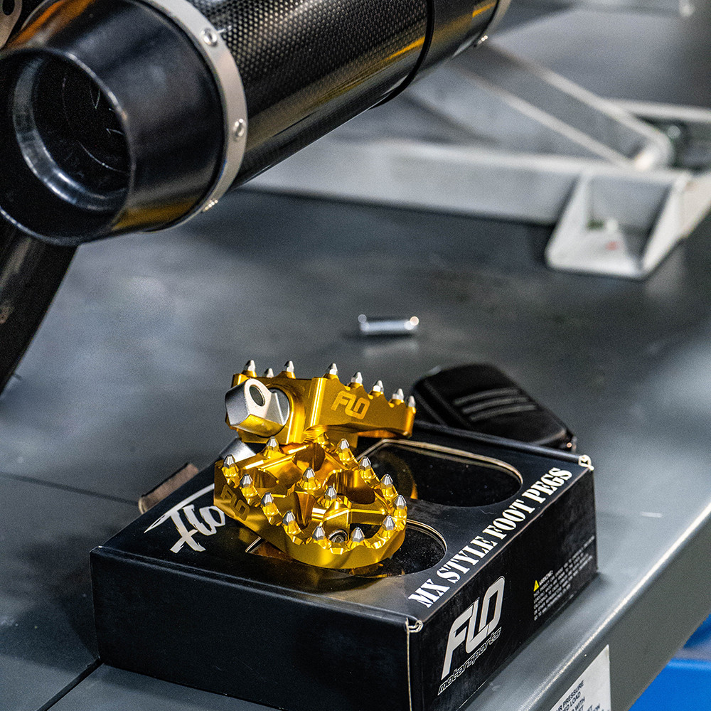 Flo Motorsports Moto Style Foot Pegs for Harley - Gold - FPEG-800GLD ...