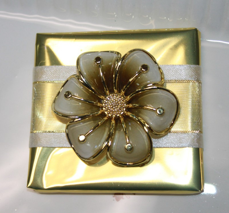 Gorgeous Decorated Chocolate Favor with Fancy Daisy Flower