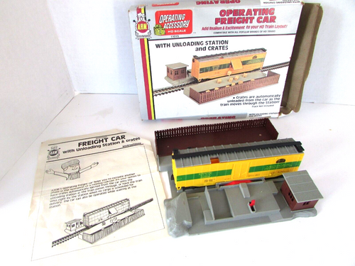 AHM 11015 Operating Freight Car Unloading Station & Crates Parts Repair ...
