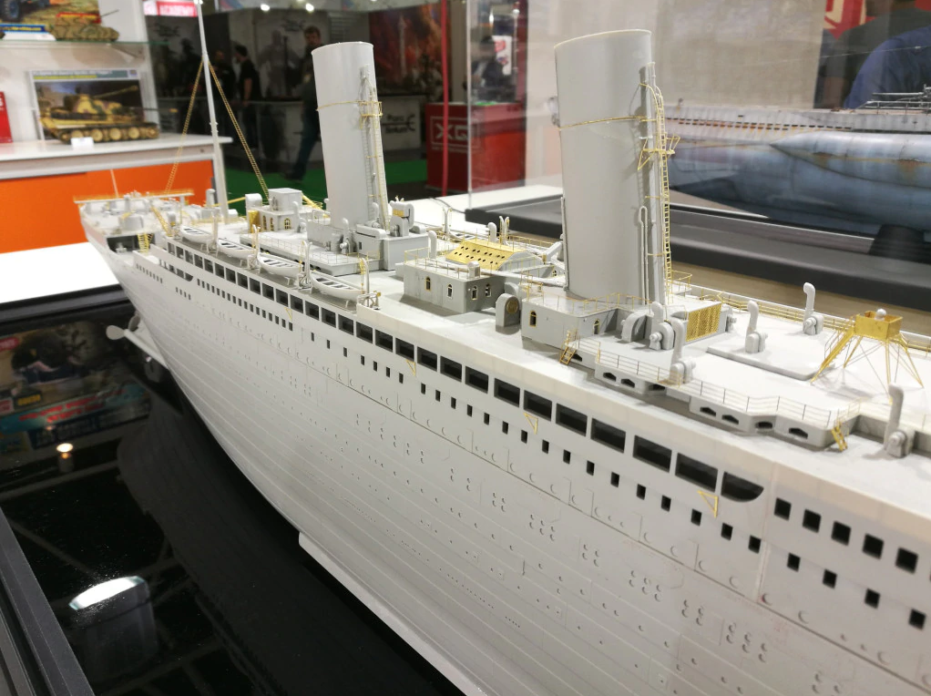 Trumpeter 1/200 Titanic Kit with LED