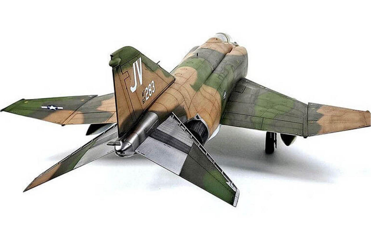 Academy 12133 1/32 F-4E Phantom "Iceman"