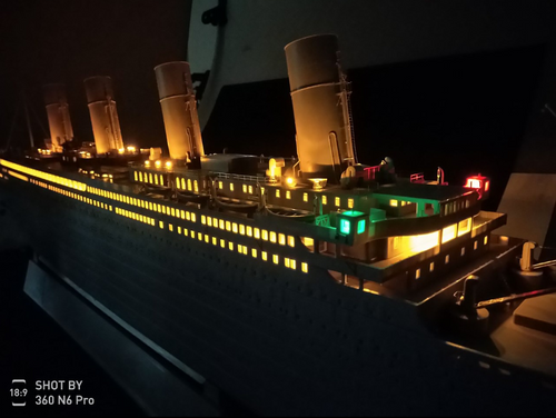 Trumpeter 1/200 Titanic Kit with LED