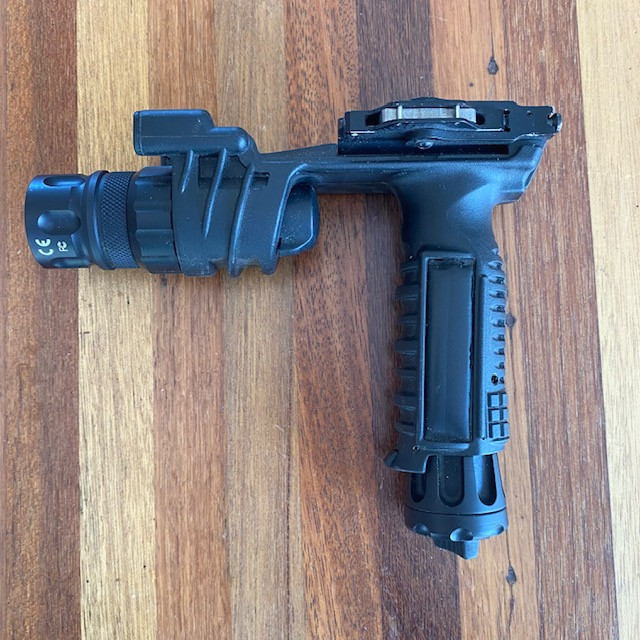 SureFire M900V-BK-WH Vertical Foregrip LED WeaponLight Vampire infrared ...