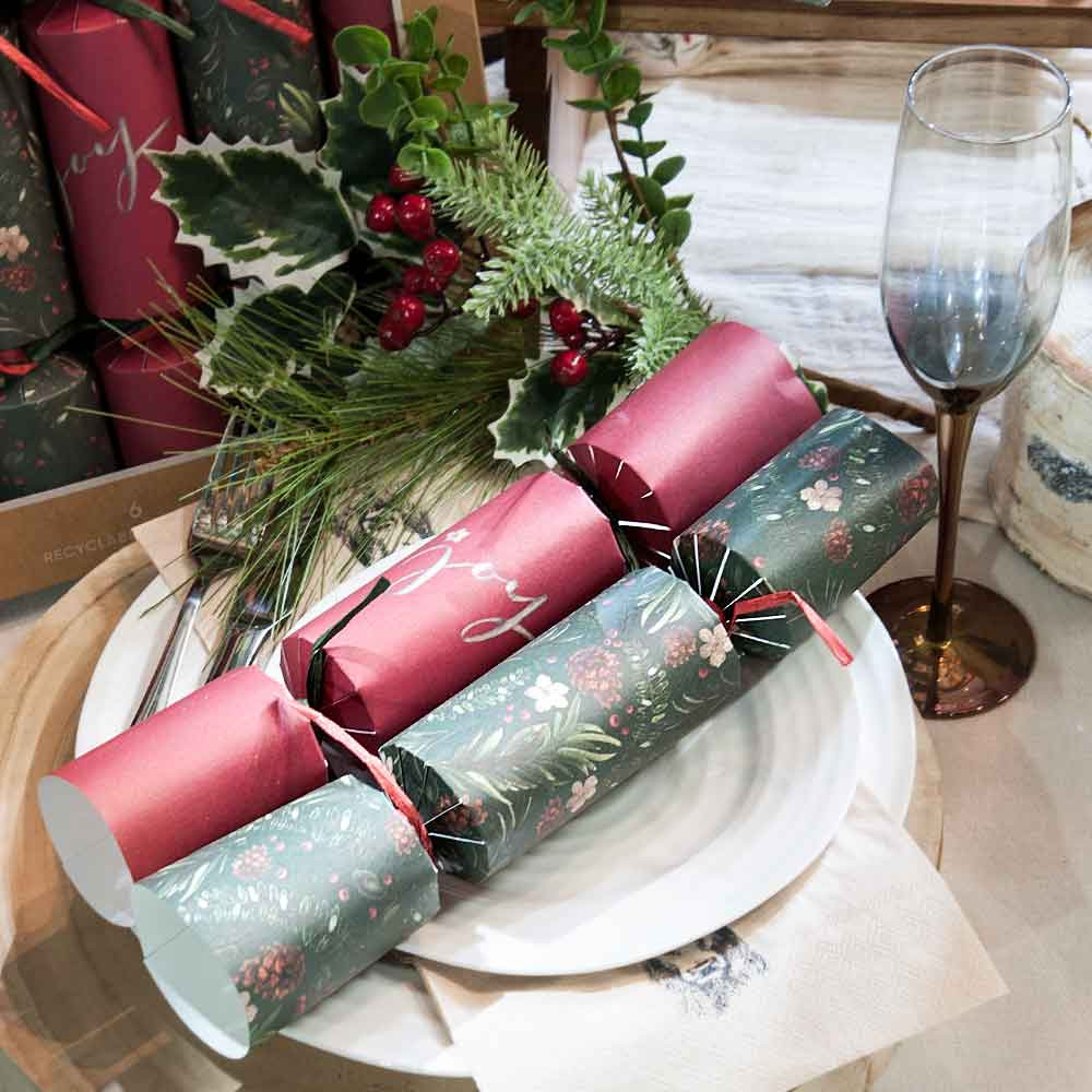 Red Green Winter Foliage Christmas Crackers (Pack of 6) - 30cm ...