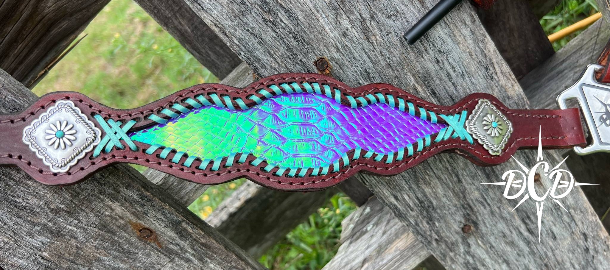 Color shifting Snake Print Breastcollar