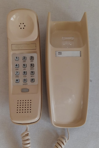 Ivory trimline touch tone desk phone made byBell Systems | Old Phone Shop