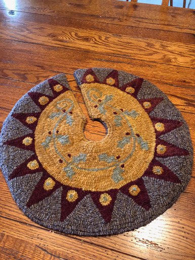 Holly Berries Tree Skirt Rug Hooking Pattern