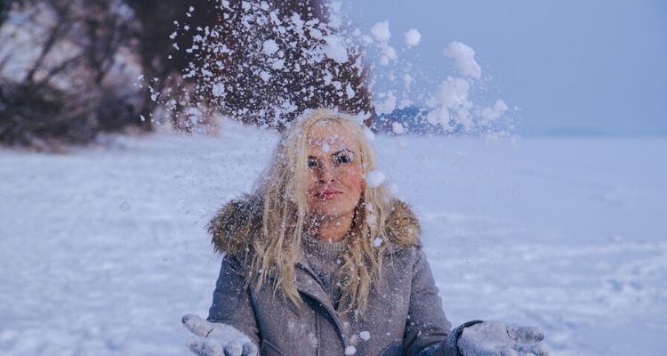 How do you protect your eyes while skiing? - GogglesNMore