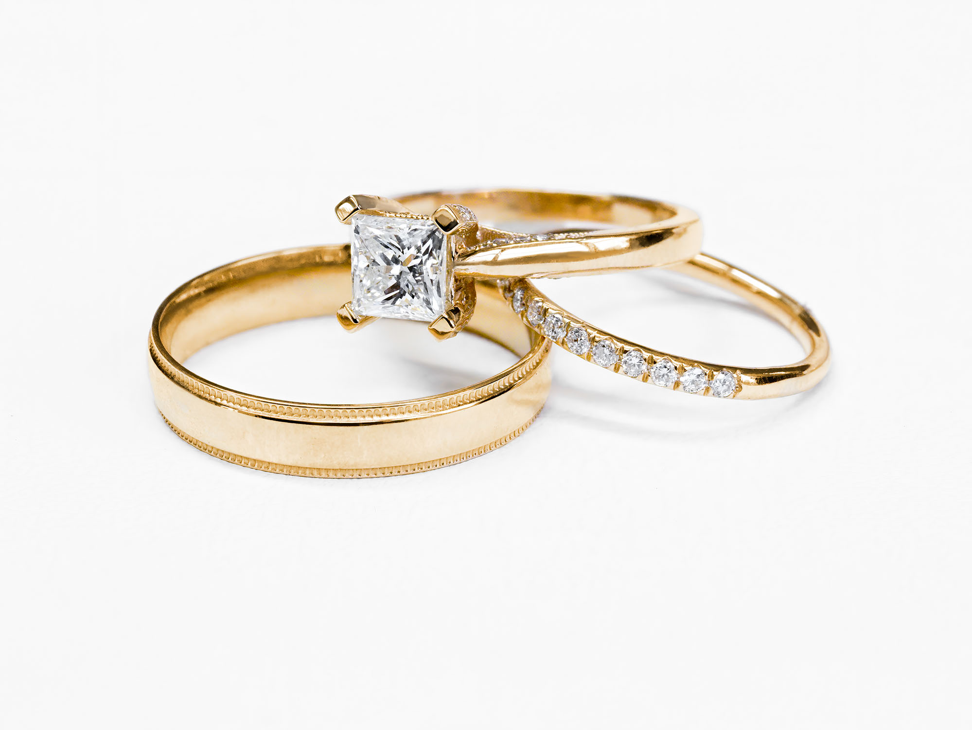The Sparkling Debate: Engagement Rings vs. Wedding Rings - Bijoux