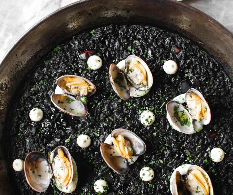 Black Rice Paella Recipe (Arroz negro) | Le Gourmet Central - LE ...