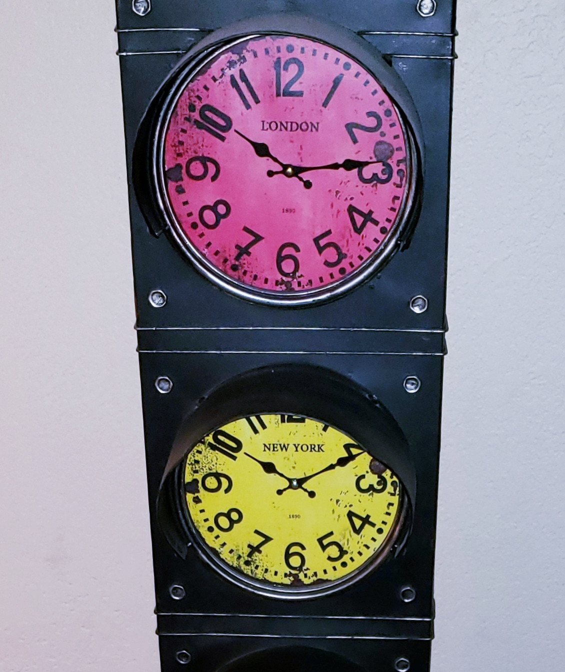 Retro Traffic Light Clock w/Stand London, New York, Los Angeles - Annie ...