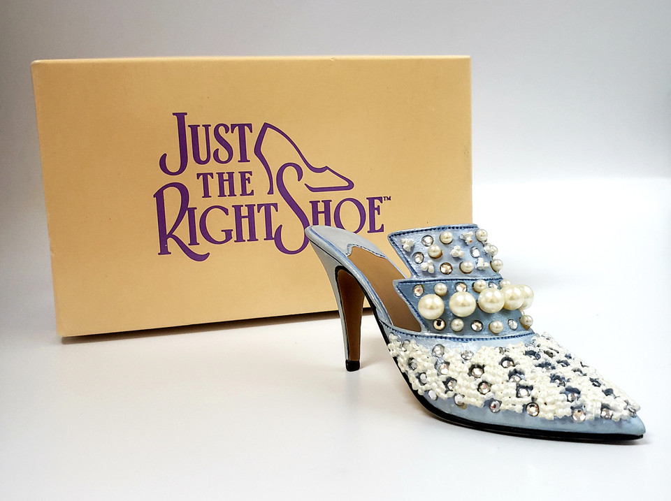 Just the Right Shoe - Frosted Fantasy Signed "Raine 99" - Annie Rooster ...