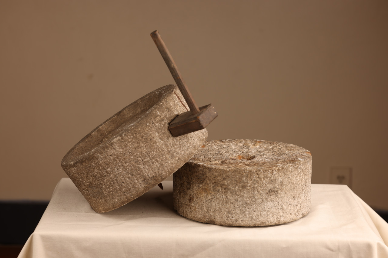 Vintage Japanese Stone Mill Grinder (22S-32)
