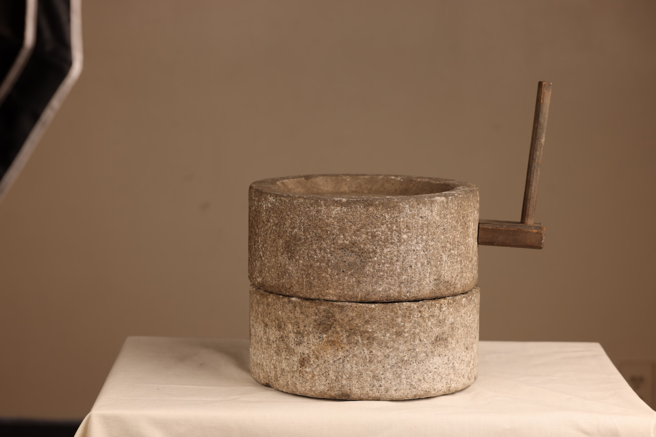 Vintage Japanese Stone Mill Grinder (22S-32)