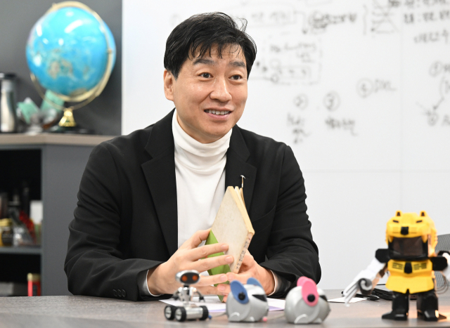 "Robots, no longer science fiction... the 'one-person, one-bot' era is ...