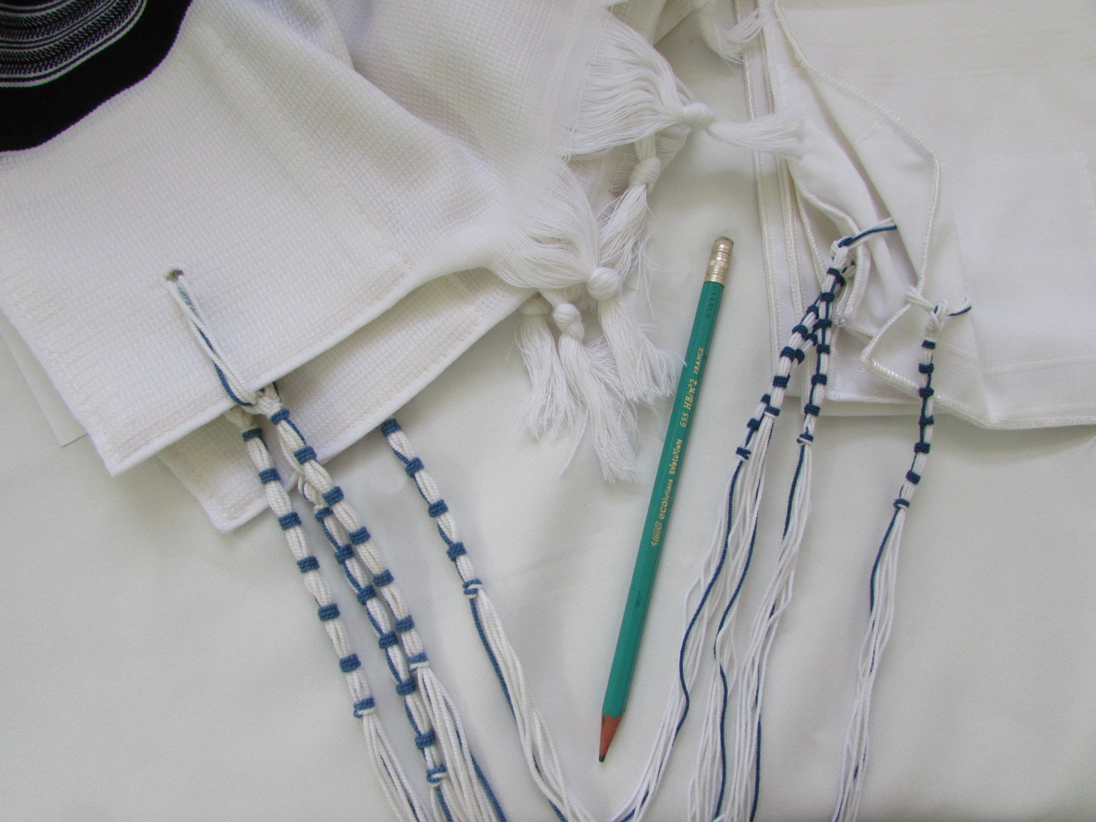 Ptil Tekhelet Tzitzit: Thin or Thick? - Ben's Tallit Shop
