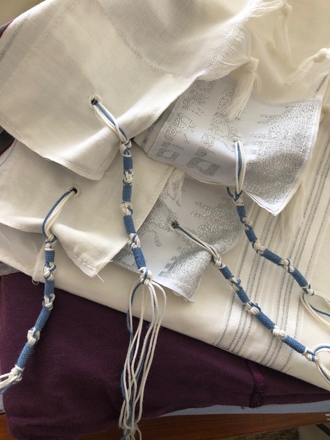 Tying tzitzit: How to solve the dilemma of the first knot - Ben's ...