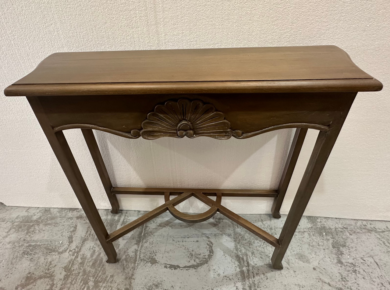 Small Console Table withShell Motif - True White