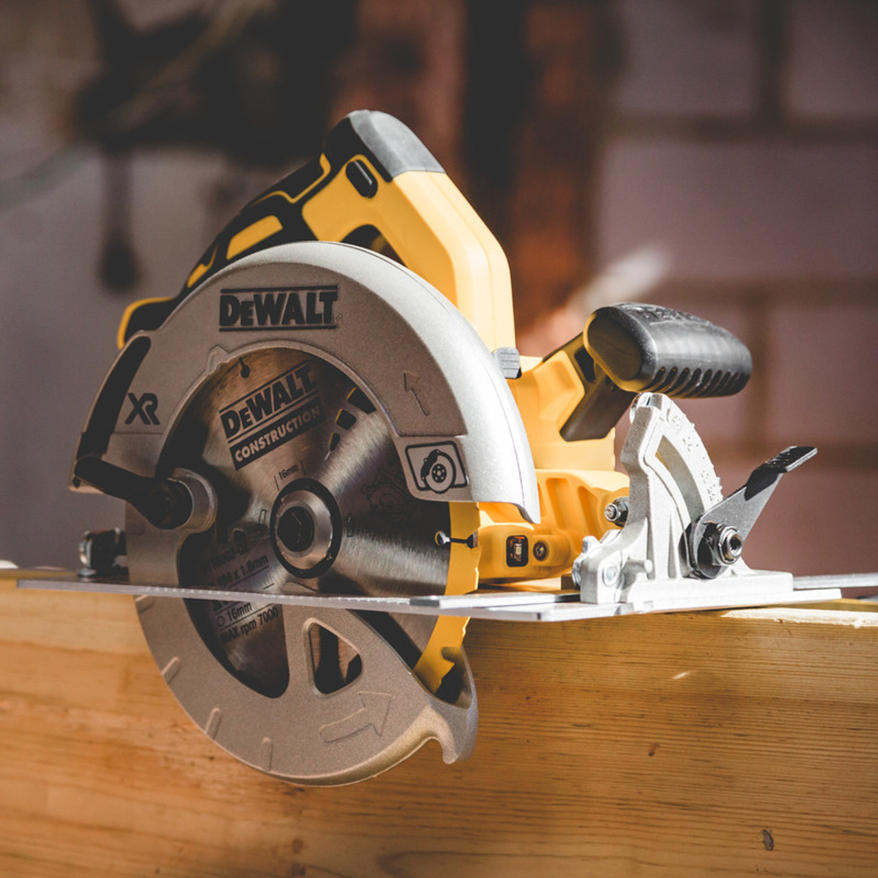 DeWalt DCS570N-XJ 18V XR Brushless Cordless 184mm Circular Saw ...